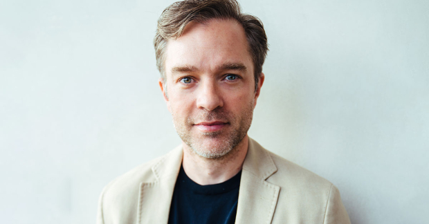 Hadley Fraser on painting with steam in ”The Lehman Trilogy”