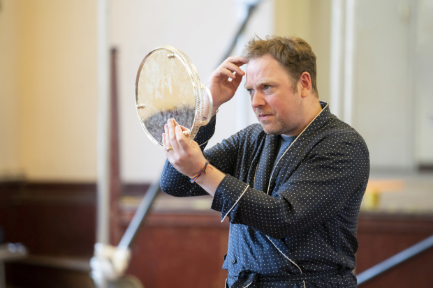 Rufus Hound, Katherine Kingsley and more rehearse Present Laughter ...