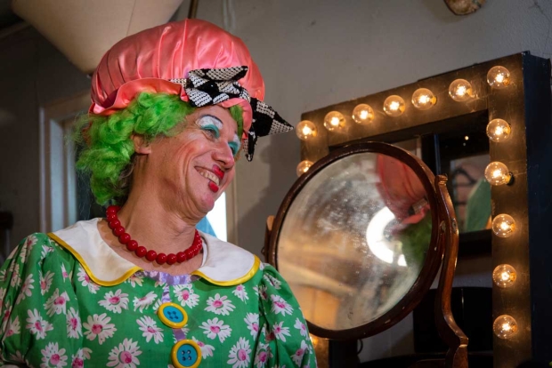 Behind-the-scenes on Peter Duncan's filmed pantomime – released in ...