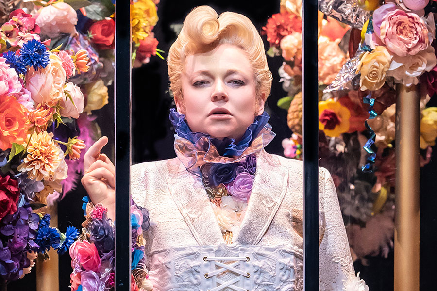 The Picture of Dorian Gray review – Sarah Snook goes Wilde in the West End