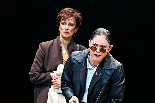 Glengarry Glen Ross review – all-female revival in the round at the Old Vic